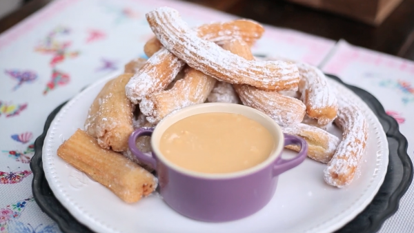 Churros con salsa de manjar y chocolate – Virginia Demaría
